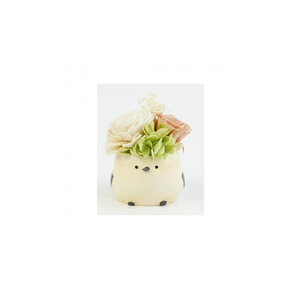 ふわふわの陶器のシマエナガと、やさしい花々のアレンジ。見ているだけで心が和む、手のひらサイズの癒しのギフトです。季節を問わず、いつもの場所に可愛らしさを。