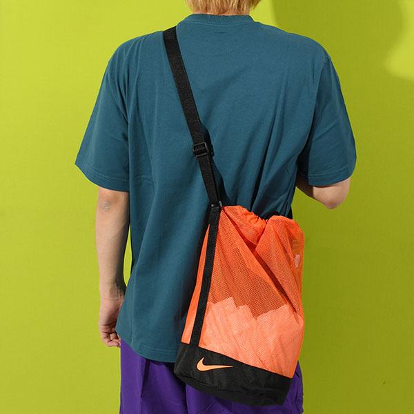 NIKE ナイキ メッシュショルダープールバッグメンズ・レディース・男性・女性・男女兼用・ユニセックス・キッズ・ジュニア・子供様々な持ち方ができるメッシュプールバッグ。ストラップは縮めると肩掛け、伸ばすと斜め掛けでき、持ち方の自由度が高い。...