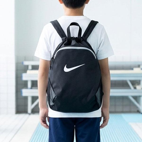NIKE ナイキ SS26 ベーシックプールバッグメンズ・レディース・男性・女性・男女兼用・ユニセックス・キッズ・ジュニア・子供バッグパックタイプの定番プールバッグ。正面には小物の収納に便利なジッパー付きポケットを配置。ショルダーストラップ...
