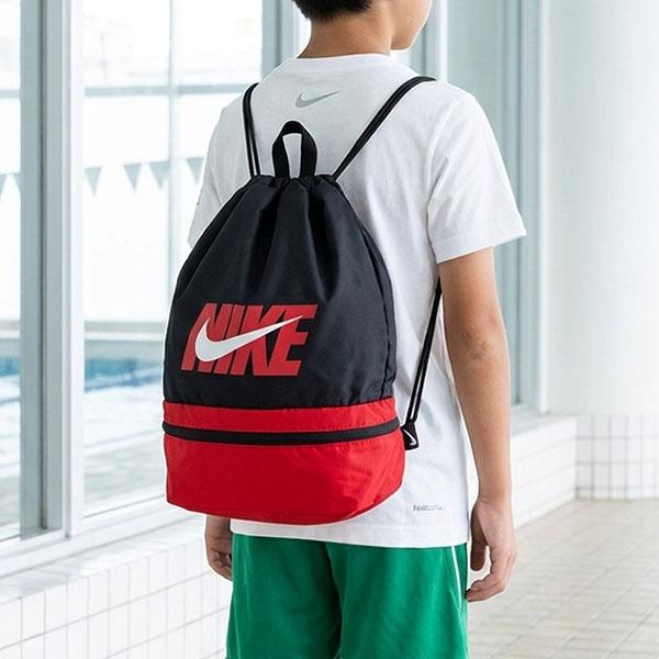 NIKE ナイキ SS26 2ルームプールバッグメンズ・レディース・男性・女性・男女兼用・ユニセックス・キッズ・ジュニア・子供ナップザックタイプの定番プールバッグ。上下で収納スペースが分かれており、使用後の水着と着替えを分けて入れられる仕様...