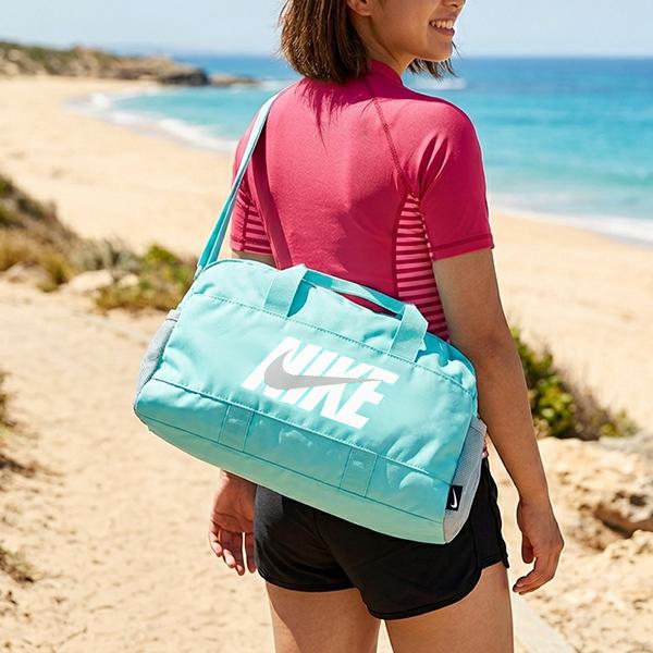NIKE ナイキ SS26 ボストンプールバッグメンズ・レディース・男性・女性・男女兼用・ユニセックス・キッズ・ジュニア・子供ボストンタイプのプールバッグ。ちょっとした小物の収納に便利なサイドポケット付き。ショルダーストラップは長さ調整でき...