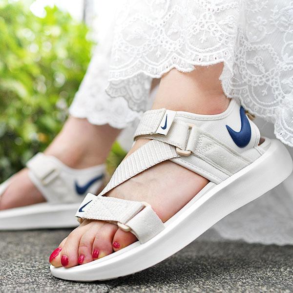NIKE ナイキ ビスタ サンダルレディース・婦人・女性屋外で過ごす一日に必要なすべての要素を備えたこのサンダルは、軽さを損なわずに存在感のあるスタイルを実現。軽くて風通しの良い履き心地で、丈夫なトレッドと高反発のクッショニングを備えていま...