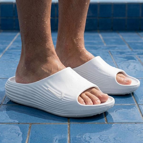 NIKE ナイキ REACTX REJUVEN8 SLIDE リジュビネイトメンズ・男性・紳士足に休息を。リジュビネイトは、柔らかく反発力の高いReactXフォームを搭載し、Nike最高レベルのテクノロジーを駆使した、履くのが待ち遠しくなる...