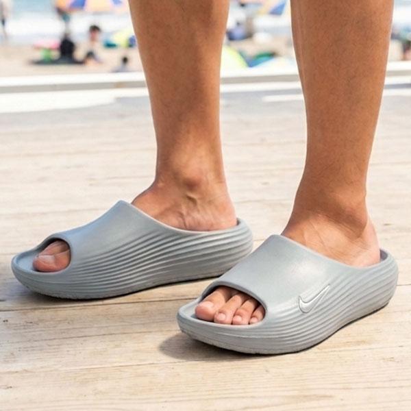 NIKE ナイキ REACTX REJUVEN8 SLIDE リジュビネイトメンズ・男性・紳士足に休息を。リジュビネイトは、柔らかく反発力の高いReactXフォームを搭載し、Nike最高レベルのテクノロジーを駆使した、履くのが待ち遠しくなる...