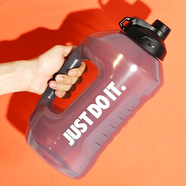 NIKE ナイキ スーパージャグ 128oz一体化されたハンドル部分が簡単な持ち運びを提供。ツイストキャップにより簡単な開閉。クリップ部分をリストランヤードをアタッチし持ち運びが可能。3785MLポリプロピレン・シリコン