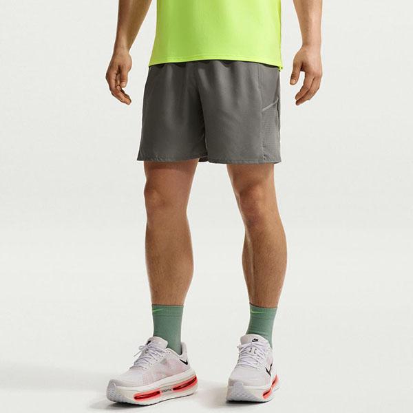 NIKE (ナイキ) ナイキ DF MILER 7UL ショート になります。メンズ・レディース・男性・女性・男女兼用・ユニセックス自由に走ろう。裏地なしで滑らかな肌触りのマイラーショートパンツ。速乾性に優れた素材と小物を安全に収納できるバ...