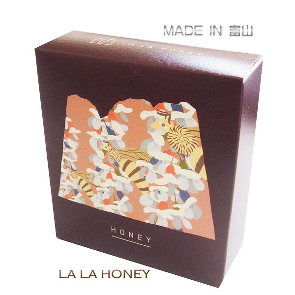 LALAHONEYララハニー はちみつ石鹸90g   オリーブオイル・アーモンドオイルなどの植物油を主原料に、富山県産蜂蜜・富山湾海洋深層水を配合。非加熱蜂蜜はビタミンB1が豊富で肌を健やかに整えます。素材本来の良さを実感してください。▼使...