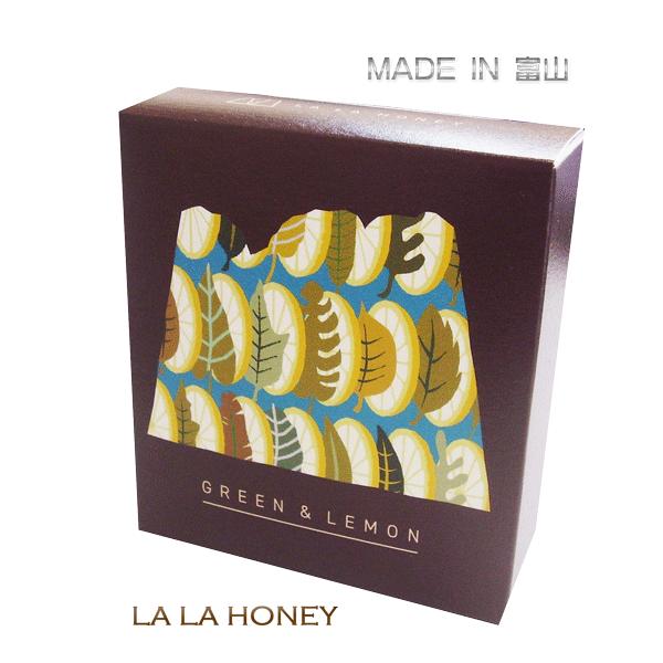 LALAHONEYララハニー　グリーン＆レモン石鹸90g   オリーブオイル・パームカーネルオイルなどの植物油を主原料に、富山湾海洋深層水を配合。ユーカリ・ローズマリー・レモングラス・シダーウッド・白檀の天然精油で爽やかな香りを楽しめます。...