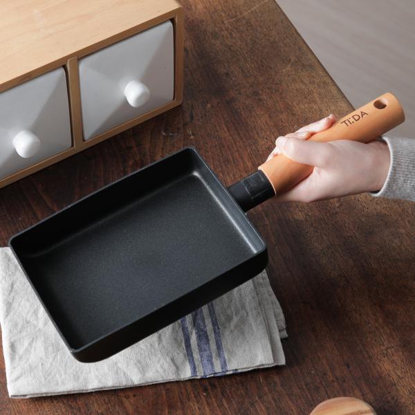 サイズ：35.3 ×13.5×3.cm<br>重さ：373g<br>素材・材質：本体/アルミニウム合金（内、外面：フッ素樹脂加工）(PFOA フリー)・底面：ステンレス鋼・ハンドル木製 <br>対応熱源：...