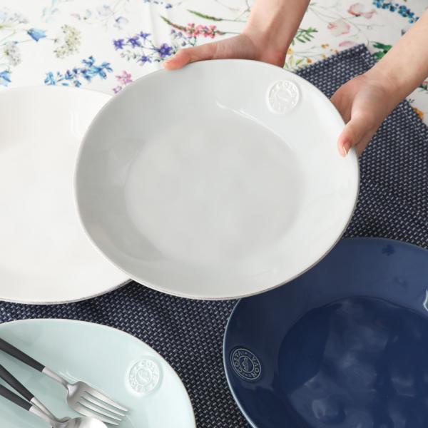 ポルトガル北部の食器メーカー「コスタ・ノバ」は、海辺の街でナチュラルな温かみのある食器を作っています。このNOVAシリーズは存在感あるメーカーのロゴが特長で、他は一切装飾のないシンプルなデザイン。素朴なカタチと海を連想させる釉薬の色が爽やか...