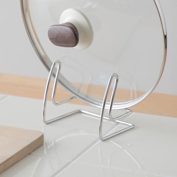 調理中にちょっとフタを置いておきたい時に便利な鍋フタスタンドです。コンロ脇にピッタリサイズ。立てて置けるので狭いキッチンスペースをフル活用出来ます。鍋フタを洗った後の一時置きとしても便利。立てかけたときに適度な傾斜があるので、鍋フタに付いた...