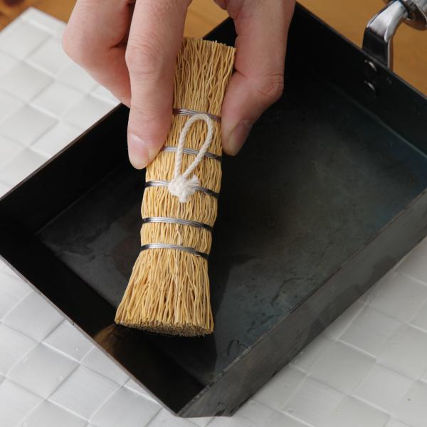 カルカヤ（かるかや）とは、イネ科の草のこと。その根っこは乾燥させると非常にかたくなります。しっかりとしたかたさに加え、柔軟性も兼ね備えているため、昔から汚れ落としとして使われるなど超自然派のお手入れ道具として重宝されてきた素材です。油を吸収...