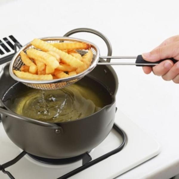 サビに強いステンレス製。フライドポテトなどを揚げたとき、箸で1つ1つ取り出すのは一苦労。油切りざるをセットしてから揚げれば、ざるを引き上げるだけでOK!小回りのきくミニタイプ。小さ目の鍋でも大丈夫。サッとすくえて便利!サイズ：30.3×13...
