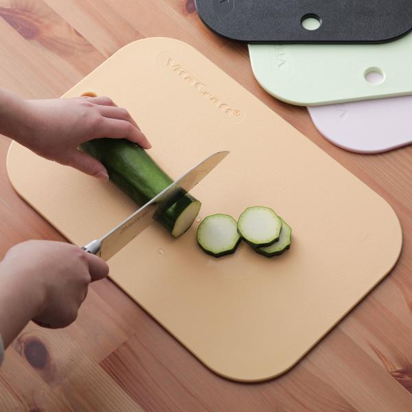 特殊な抗菌剤を練りこんでいるため、半永久的な抗菌力で大腸菌などの増殖を抑えます(試験方法:JIS Z 2801)。木製のようにソフトな刃あたりで、快適な使い心地。水切れもよく、軽くて耐久性に優れています。環境ホルモンなど有害な物質は入ってお...