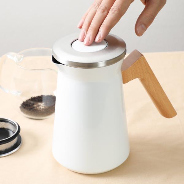 ステンレス製の二重構造保温ポット。上中央の大きなボタンを押すと中身が出る仕様です。お湯の保温や、抽出したお茶を保温したり、ドリッパーをのせて直接コーヒーをドリップして保温することも可能です。保温サーバーとして使えるのがいいですね！リモートワ...