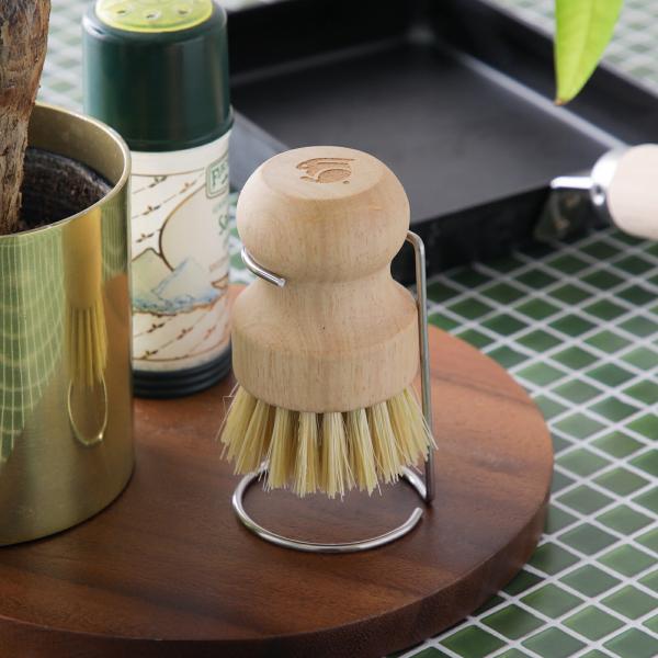 柄が短くて持ちやすいフライパン用のブラシです。鉄のフライパンなど焦げ付きをぐりぐりと磨いてお手入れできます。スポンジでは洗いにくい蒸籠のすのこやおろし金にも。ホルダー付きなので水切りもしやすくて衛生的です。<br><br&...