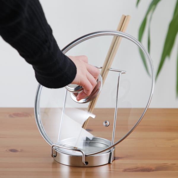 調理中にお玉や菜ばしやお鍋のふたが置ける、ちょい置きスタンド。調理中のちょい置きに便利。お玉以外の小物（菜箸・ターナー・ヘラ・トング・しゃもじなど）や鍋蓋・フライパンカバーなどを立てることができます。スタイリッシュな見た目で出しっぱなしでも...