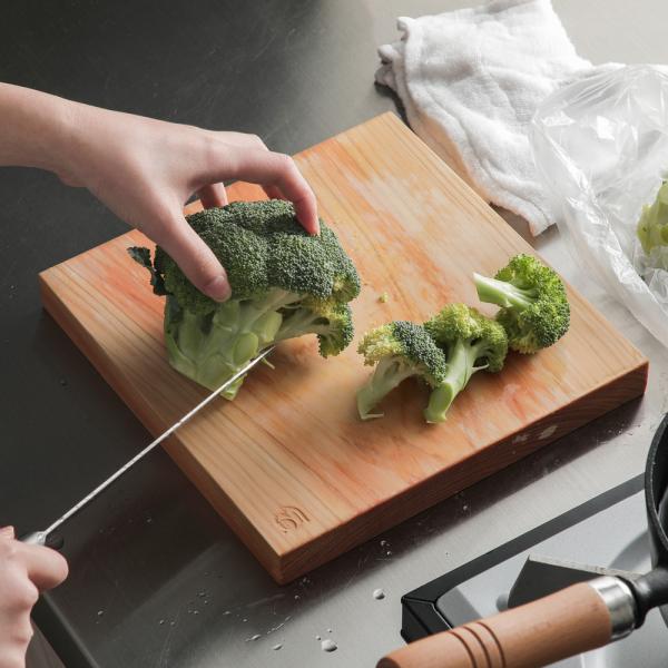 しっかりした重量感がある木目の美しい一枚板のまな板。一枚板なので反りにくく割れにくいから丈夫で長く使えます。コンパクト設計ですが厚さはしっかり2.5cmあるので重厚感もあり自立もします。一枚板だから楽しめる世界で１つだけのまな板。木目も楽し...