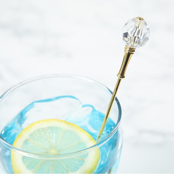 丸いクリスタルのフォルムが綺麗なマドラーです。オールステンレス、日本製で安心。長さがあるのでロングタイプのグラスにもお使いいただけます。乙女心をくすぐるデザインでうち飲みも気分が上がります。サイズ：約210mm材質：ステンレス(金メッキ)、...