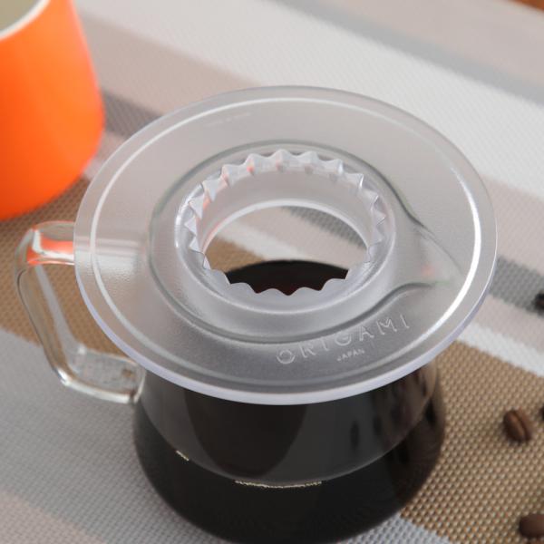 ORIGAMIドリッパーS・M両サイズに合わせてデザインされた樹脂製の専用ホルダーです。ドリッパーの溝に合わせて設計されており、より安定的にコーヒーを抽出することが可能になっています。サイズ：直径120×15H　穴（上）直径 55(mm)材...