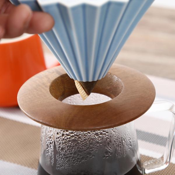 ドリッパーを支える木製であたたかみのある専用ホルダーです。お店のカウンターや、ご家庭のキッチンにもぴったりです。サイズ：Φ120×20/ 穴（上）Φ65 (下）Φ55(mm)材質：アカシアウッド塗装：ラッカー塗装生産国：中国関連キーワード:...