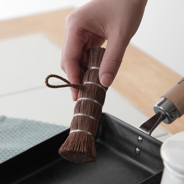 フライパンのお手入れにおすすめのササラです。棕櫚（しゅろ）はやわらかくコシが強く、人や道具にやさしい素材です。タワシ職人が一つずる丁寧に心を込めて巻き上げています。紐つきで水気を切りながらフックなどにかけて収納できます。サイズ:径約30mm...