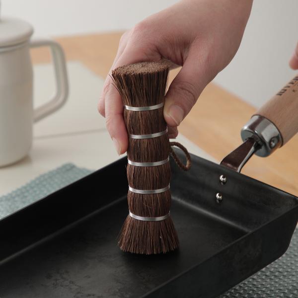 信頼の高田耕造商店のササラ。フライパンのお手入れにおすすめです。棕櫚（しゅろ）はやわらかくコシが強く、人や道具にやさしい素材です。タワシ職人が一つずる丁寧に心を込めて巻き上げています。紐つきで水気を切りながらフックなどにかけて収納できます。...