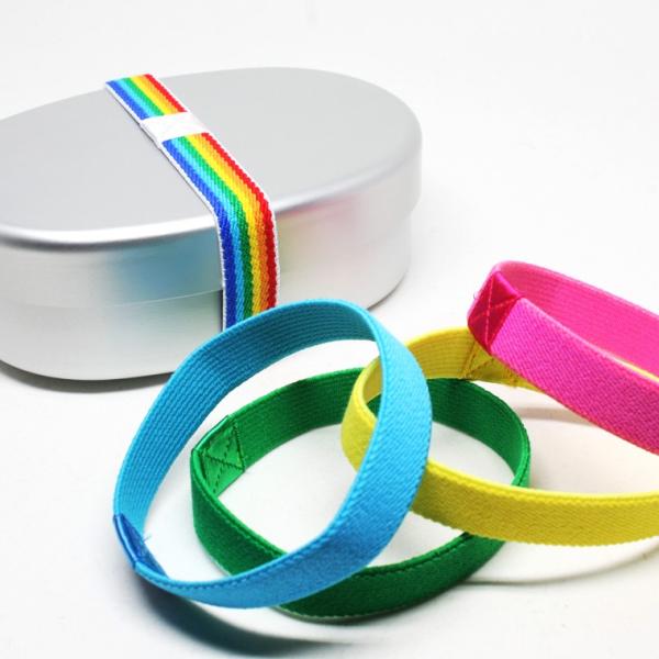 アルミ弁当の蓋と本体を止めておくゴムベルトです。千鳥縫い、つなぎ目縫製サテン仕上げでしっかり作られています。