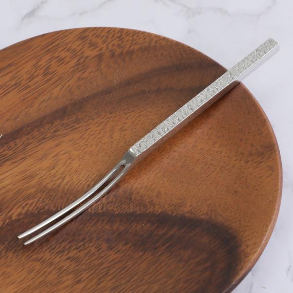 有田焼陶芸家にしだゆかさんデザインの高級感のあるオシャレなカトラリーです。持ち手は表面には日本古来の美しい土壁のような装飾が施されており、スクエア型で一般的なピック楊枝よりもどっしりとして高級感があります。刃から持ち手に立ち上がるカーブ、そ...