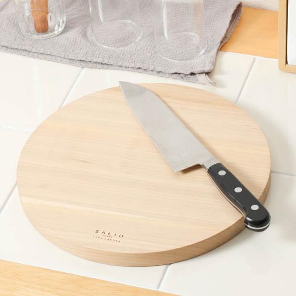 しっかりした重量感と安定感がある木目の美しいまな板です。使い勝手の良い丸型は食卓に持って行っても使いやすく絵になります。プレートとしても使ってもオシャレ。実は円型は邪魔にならず見た目より使ってみれば使い勝手の良さに驚きます。木のまな板によく...