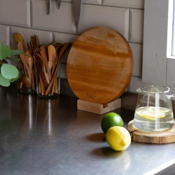 しっかりした重量感と安定感がある木目の美しいまな板です。使い勝手の良い丸型は食卓に持って行っても使いやすく絵になります。プレートとしても使ってもオシャレ。実は円型は邪魔にならず見た目より使ってみれば使い勝手の良さに驚きます。木のまな板によく...