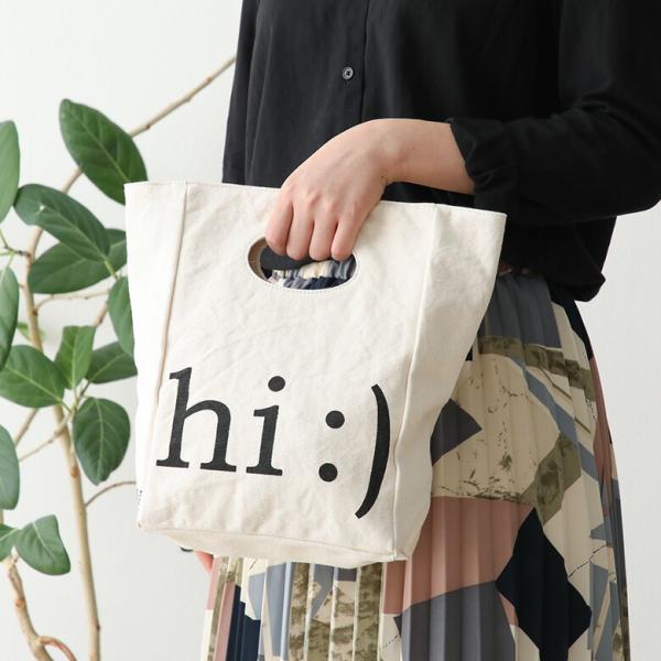 お弁当やペットのお散歩アイテムを入れるのにちょうどいいおしゃれなキャンパス生地のバッグです。カナダのデザイナーがデザインした可愛いモチーフがプリントされています。丈夫でしっかりしたオーガニックコットンを使用したキャンパス生地ですから、少々あ...