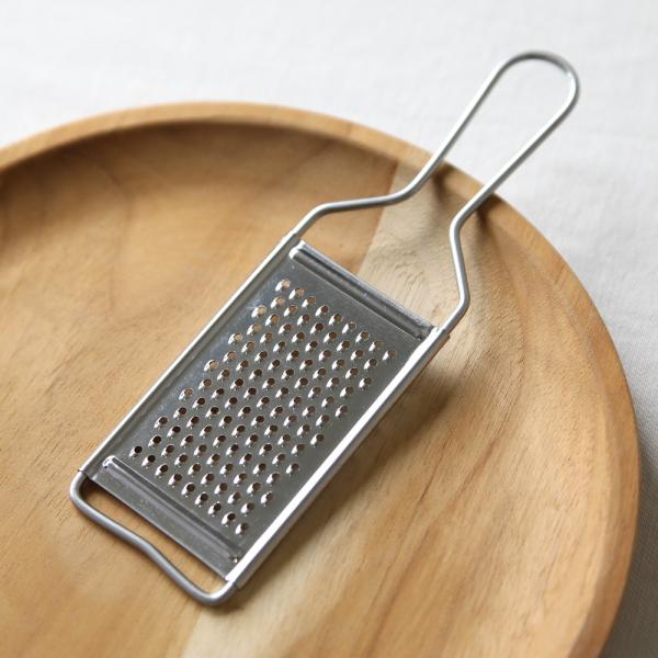 オールステンレスのチーズグレーターの可愛いミニサイズです。握りやすくシンプルな上、食洗機対応だからお手入れも楽ちん。レストランで見かけるような本格的なグレーターは、プロの選ぶ機能性と見た目の美しさも兼ねていて我が家のご自慢アイテムになりそう...