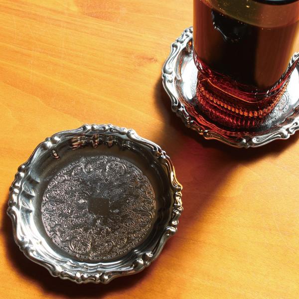 さすがモッタと言いたくなるアンティークな雰囲気のデザイン。知る人ぞ知る金属食器メーカーのモッタはイタリア製です。ミラー仕上げのベースにダマシン柄をプレスしてあります。グラス用のコースターだけではなく、チョコレート、キャンディーなどの小皿とし...