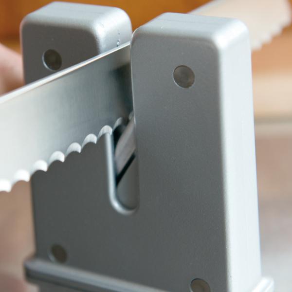 一般の包丁やナイフの他、ブレッドナイフのような波刃のナイフにも使える優れもの。取手を握り、V字に重なった2本のスティールの上にナイフの刃を乗せて、前後に4、5回スライドさせるだけ。本体はABS樹脂で軽量、ハンドル部分はフック掛けもでき、場所...