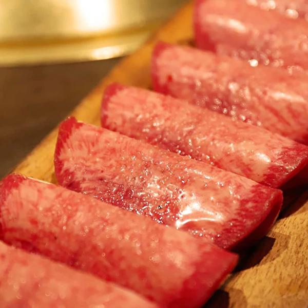 国産の特上霜降り牛タンギフト向け特注化粧箱入りです。１パック200ｇで真空包装しております。タン元の霜降り部分を使用しており、抜群のやわらかさが自慢です。１枚１枚、手切りで丁度いい厚みに仕上げているので、牛タン独特の食感をご家庭でお楽しみい...