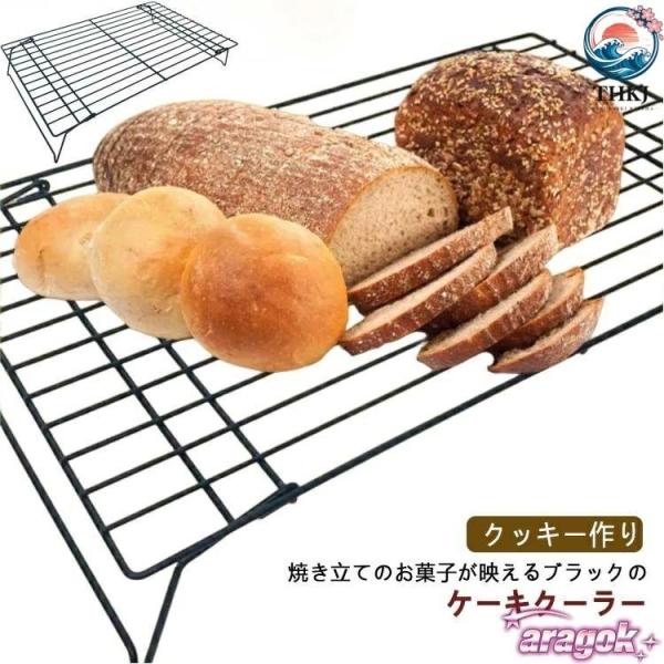 焼き立てのお菓子が映えるブラックのケーキクーラーブラックのグリッド模様は、焼き立てのお菓子を見た目にもより香ばしく、美味しく引き立ててくれます。しっかりと安定した脚は高すぎず、場所を取らないから隙間にすっと収納可能。            ...