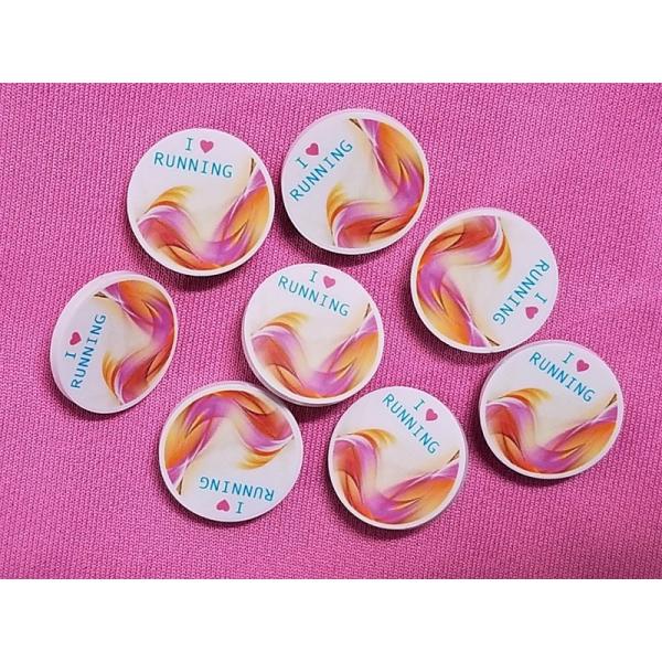 ●表面は、耐水・耐光性にすぐれたフィルムシール印刷です。【-----注意点-----】●ウェアにゼッケンをホック〈オス・メス〉により挟み込んで留めるタイプですので、生地にもよりますが、洗濯後でも留めた跡が全く消える保証はありません。●過剰包...