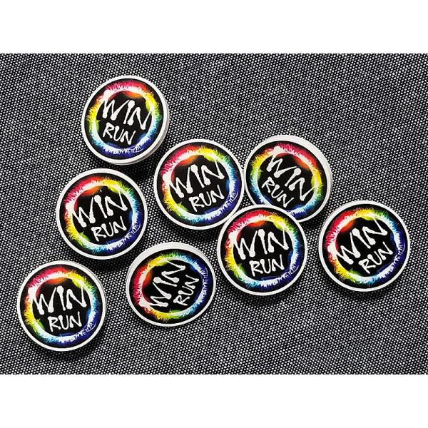 ●表面は、耐水・耐光性にすぐれたフィルムシール印刷です。【-----注意点-----】●ウェアにゼッケンをホック〈オス・メス〉により挟み込んで留めるタイプですので、生地にもよりますが、洗濯後でも留めた跡が全く消える保証はありません。●過剰包...