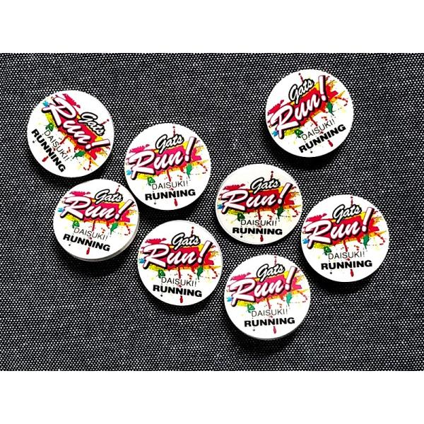 ●表面は、耐水・耐光性にすぐれたフィルムシール印刷です。【-----注意点-----】●ウェアにゼッケンをホック〈オス・メス〉により挟み込んで留めるタイプですので、生地にもよりますが、洗濯後でも留めた跡が全く消える保証はありません。●過剰包...