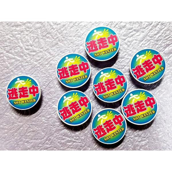 ●表面は、耐水・耐光性にすぐれたフィルムシール印刷です。【-----注意点-----】●ウェアにゼッケンをホック〈オス・メス〉により挟み込んで留めるタイプですので、生地にもよりますが、洗濯後でも留めた跡が全く消える保証はありません。●過剰包...