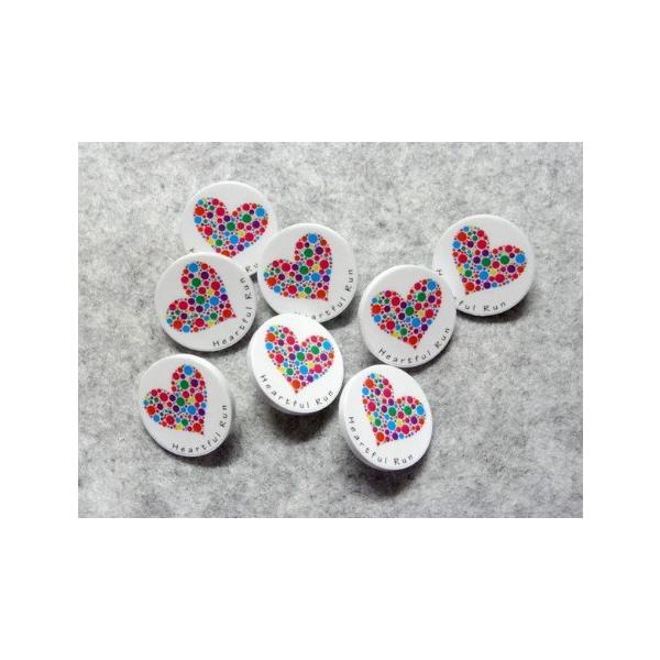 ●表面は、耐水・耐光性にすぐれたフィルムシール印刷です。【-----注意点-----】●ウェアにゼッケンをホック〈オス・メス〉により挟み込んで留めるタイプですので、生地にもよりますが、洗濯後でも留めた跡が全く消える保証はありません。●過剰包...