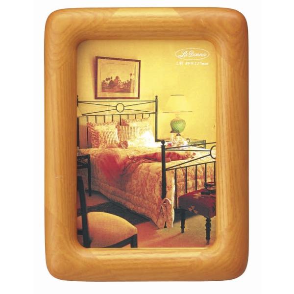 「L判」を入れることができます。サイズの詳細は下記、寸法表をご確認下さい。硬質で木目も美しいアッシュ材のフォトフレームです。丸みを帯びたフレームと天然木のナチュラルなカラーが優しい印象です。ご自宅のインテリアにはもちろん、ちょっとしたプレゼ...