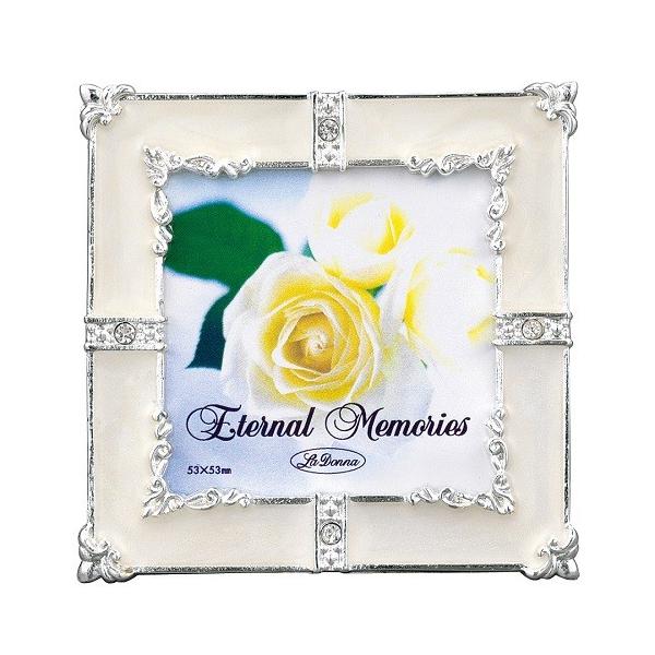 「ミニサイズ（約5cm四方）」を飾っていただけます。サイズの詳細は下記、寸法表をご確認下さい。指輪を思わせるアクセントに煌めくクリスタル。結婚式のテーブルにお客様の名前を記したフォトフレームを置いてお持ち帰りいただく。ミニフレームならそんな...