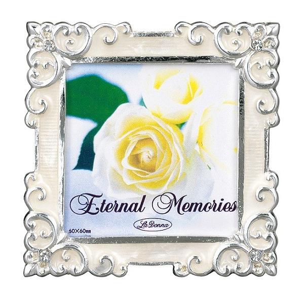 「ミニサイズ（約6cm四方）」を入れることができます。窓寸法は4.7cm四方です。サイズの詳細は下記、寸法表をご確認下さい。コーナーのデザインが美しいブライダルフレームです。サイズは小ぶりですが存在感があり、特別な1枚にふさわしいデザインで...