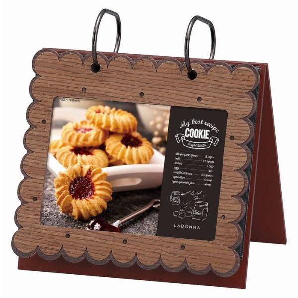 「ハガキサイズ判」を50枚収納できます。飾る、見る、収納する。多機能が自慢のめくり型アルバムです。写真をポケットに入れて置くだけの気軽さなので飾る場所を選びません。こんがり焼けたココアビスケットをイメージした木のぬくもりが溢れるアルバムです...