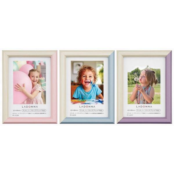 「チェキ＆ハーフサイズプリント」を飾ることができます。サイズの詳細は下記、寸法表をご確認下さい。ツートンカラーがかわいい、おしゃれなフォトフレームです。可憐な色合いでかわいい雰囲気の『ピンク』とやさしい色味の『ブルー』、ほんの少し大人っぽい...
