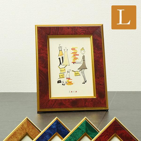 「L判」を飾ることができます。サイズの詳細は下記、寸法をご確認下さい。『ワイン』『キャメル』『エメラルド』『ブルー』からお選びください。上品な大理石風の柄にゴールドのラインが入った華やかなフォトフレームです。壁掛フックが両サイドについている...