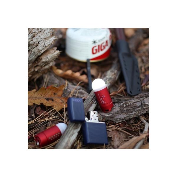 長さ5cm/直径 2.2cm、とても小さくかわいいLEDライトですが光量80ルーメン・水中10m防水・点灯時間 30-40時間と性能は申し分ありません。　使用するCR123Aリチウム電池は自己放電が少なく、製造から10年経ても使用可能です。...