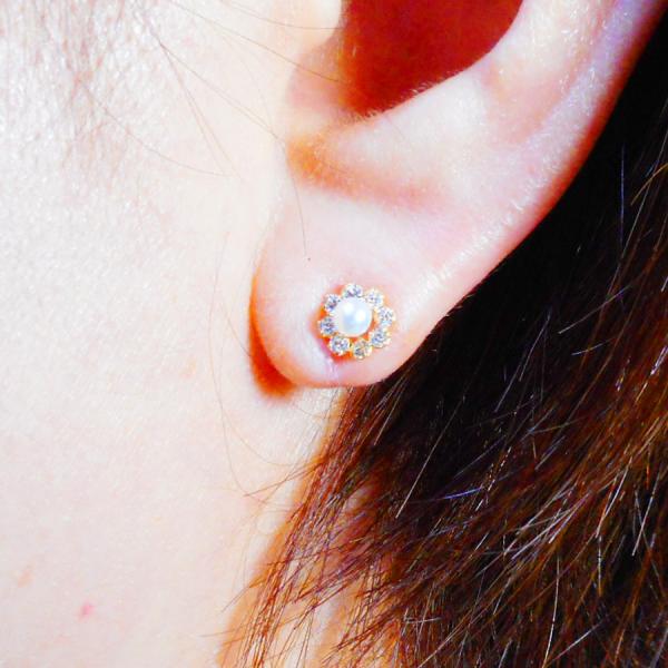 K18イエローゴールド淡水パールピアススタッドタイプ花の形花びらがクオーツシリコンキャッチ付き